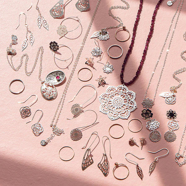 How to layer and mix different types of jewellery for a unique look ...