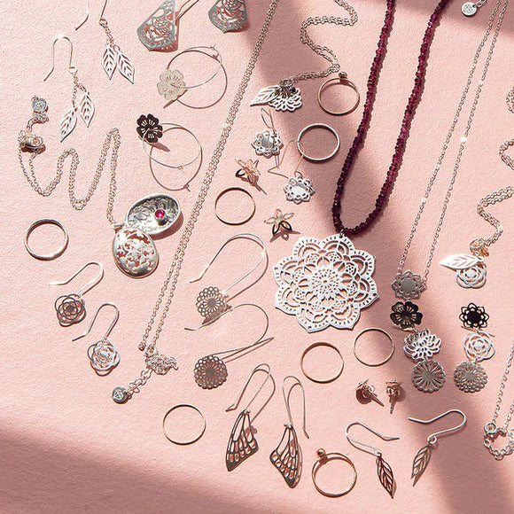 How to layer and mix different types of jewellery for a unique look ...